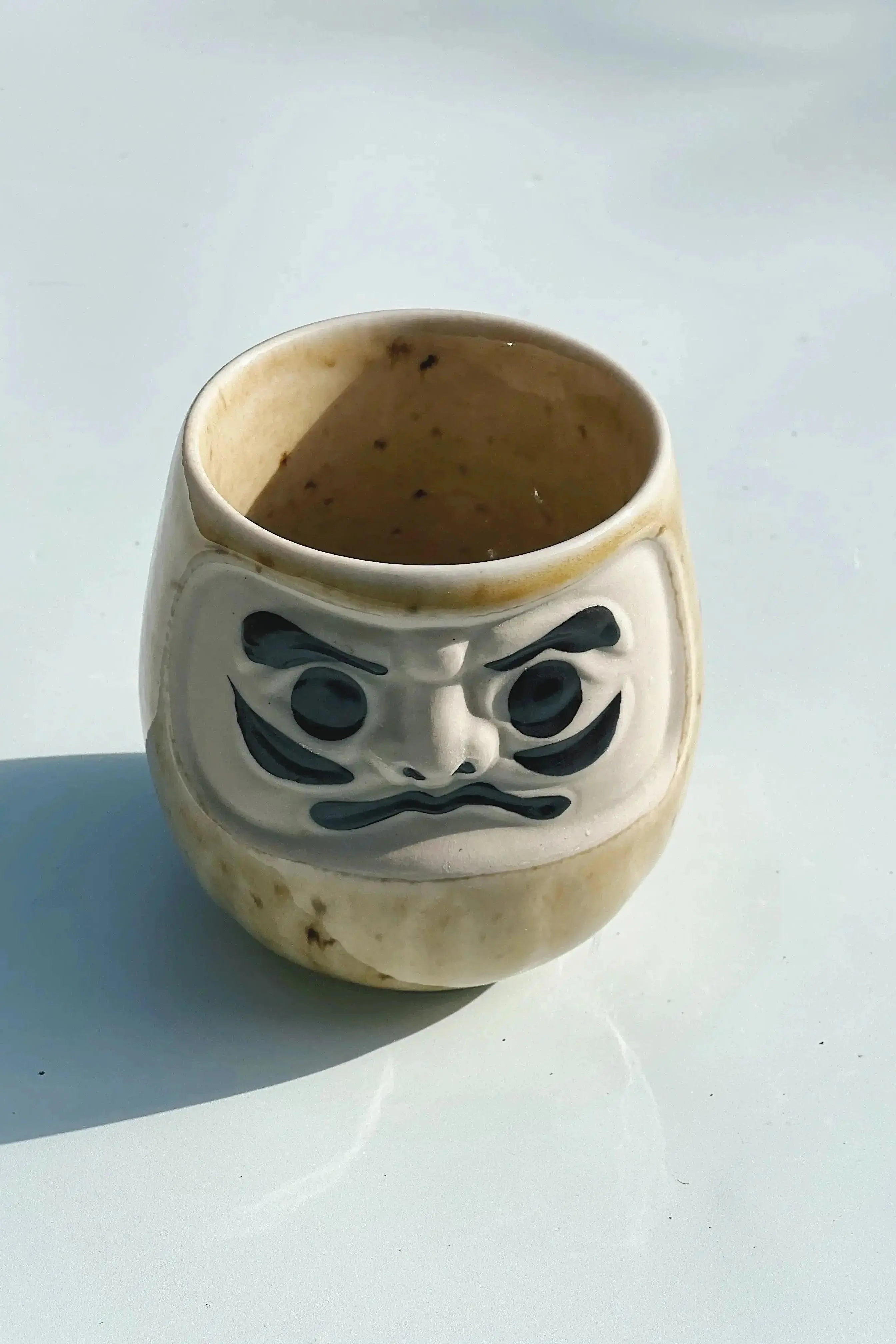Japansk Daruma Krus Sand/Gylden Gul Keramik 240 ml – Håndlavet – Studio ...