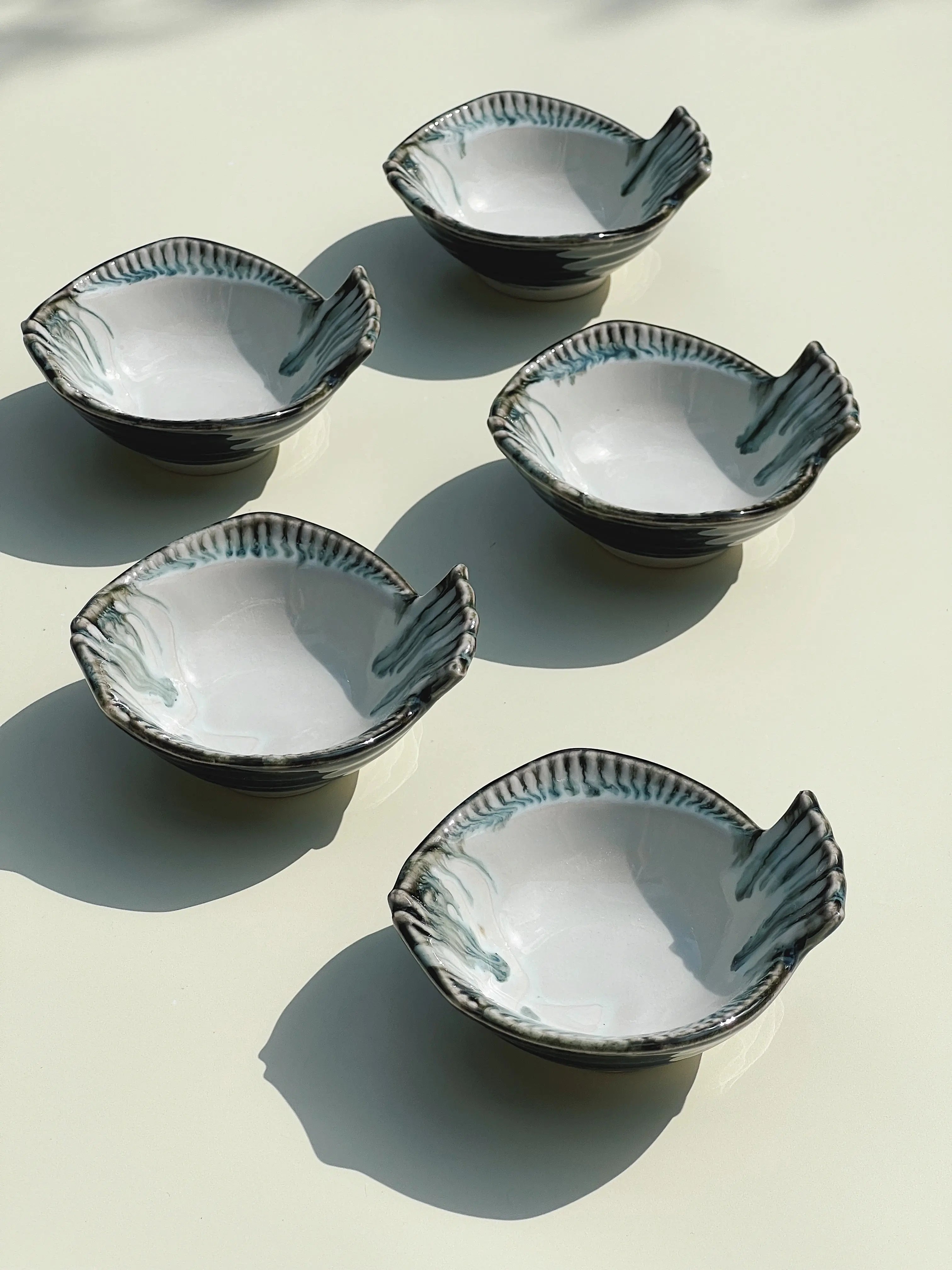 Japansk skål formet som en fisk i keramik | Hvid/grønne/brune nuancer ...