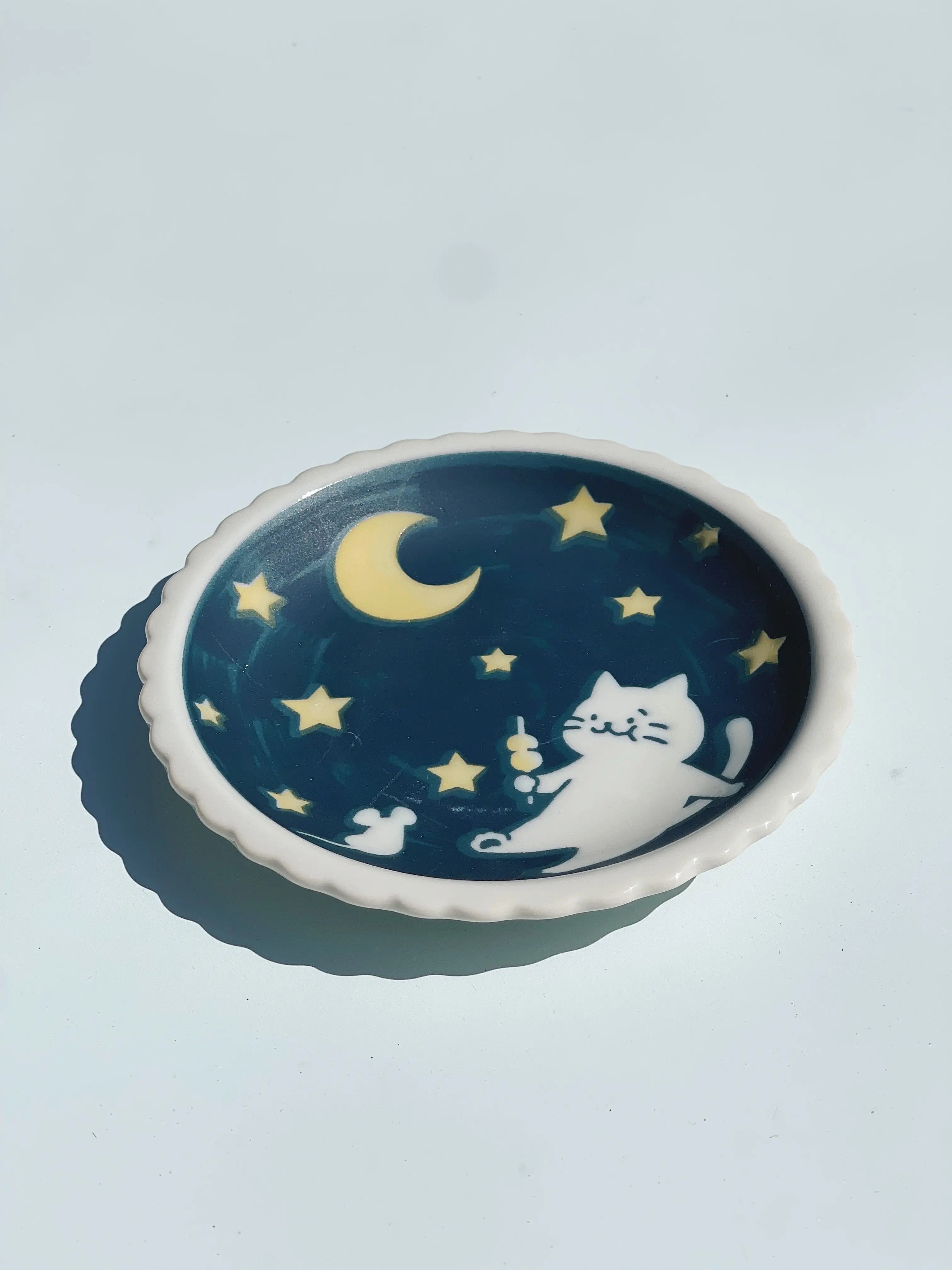 Lille blå tallerken med hvid kat og gule stjerner – STUDIO HAFNIA