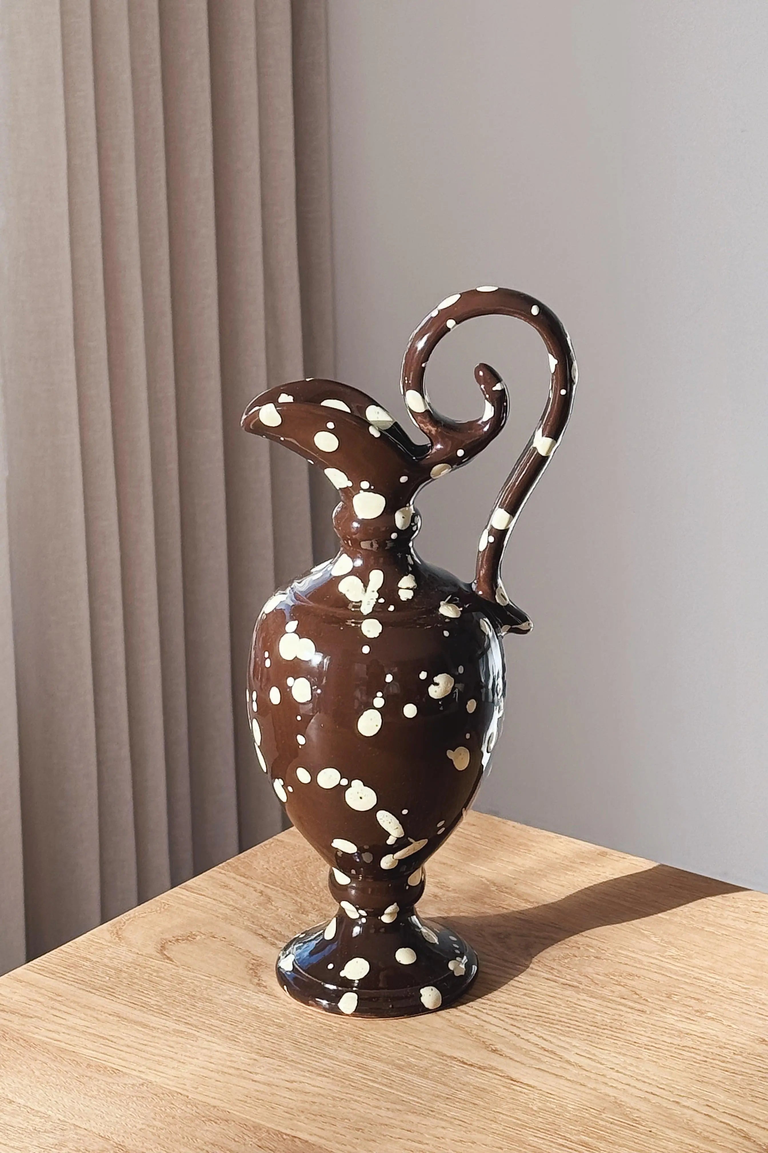 Ottocento Vase i Amfora Form – Chokoladebrun med Creme Stænk | H30,5 cm ...